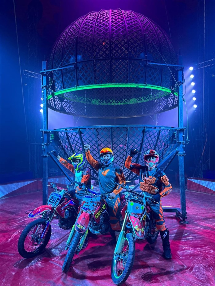 Cirque de Noël de Vineuil Saint Firmin - Chapiteau du Cirque Zavatta ...